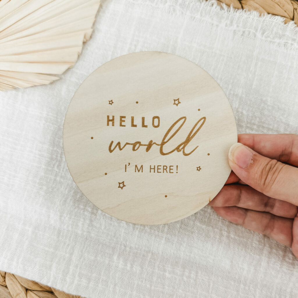 HELLO world I'M HERE! Baby Annoucement Plaque - 1 pc Round Galaxy Design